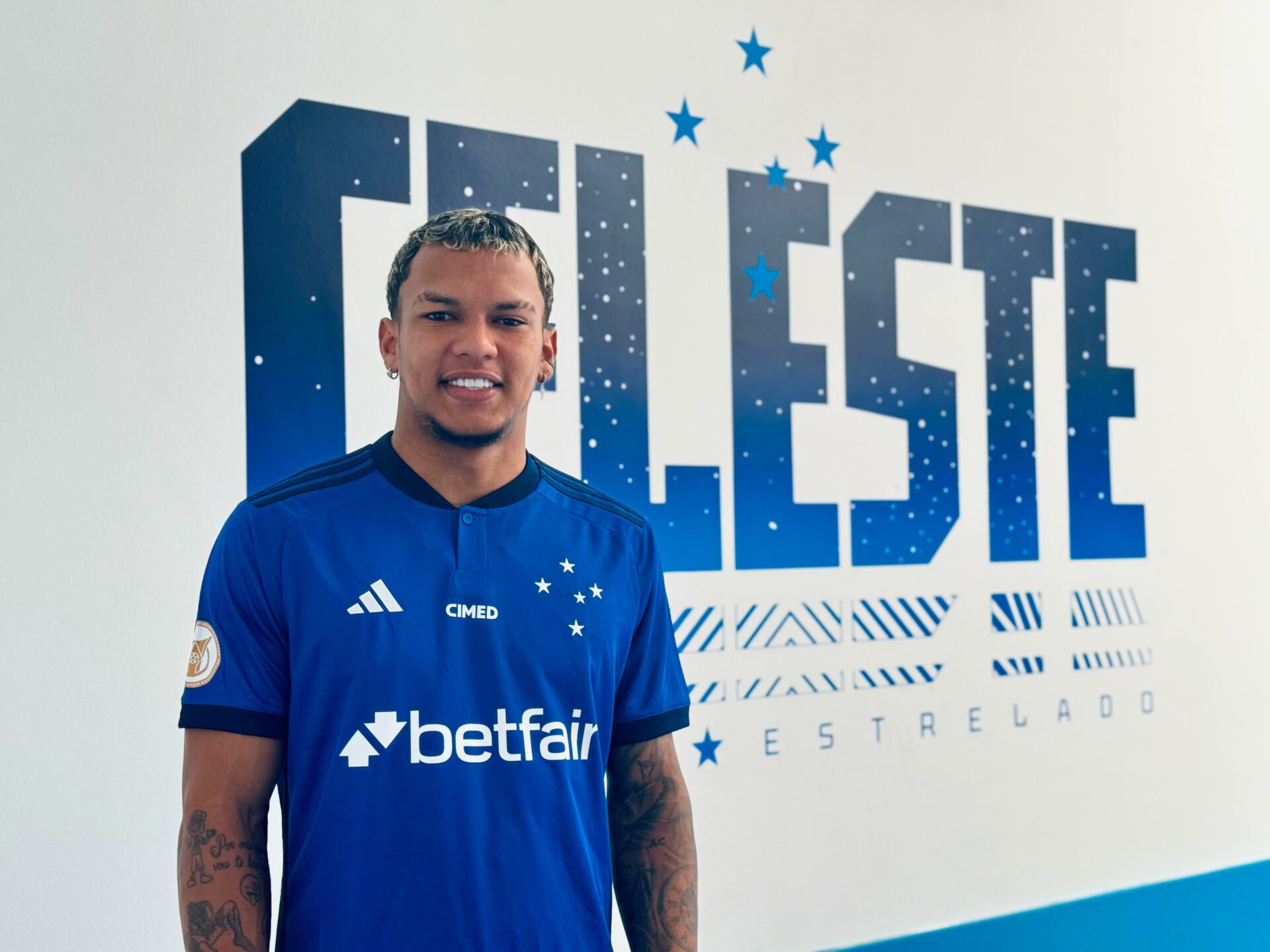 Gabriel Verón chega ao Cruzeiro após passagem por Portugal prometendo ...