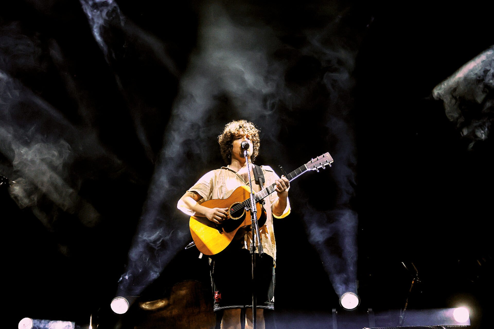 Cantor e compositor Chico Chico apresentará novo álbum “Let it burn ...